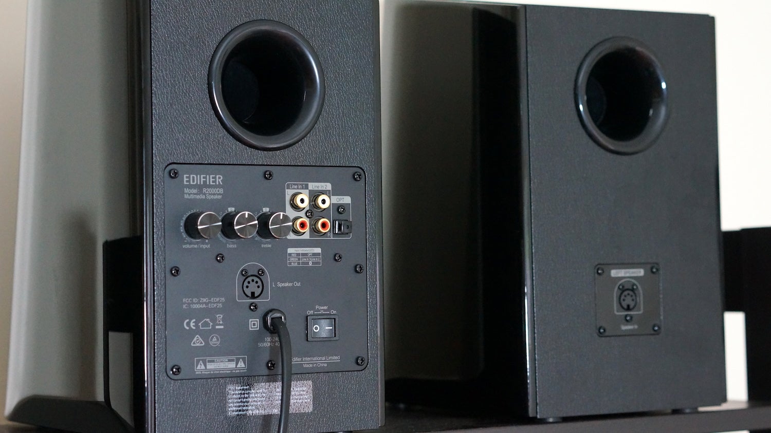 Edifier R2000DB Bookshelf Speakers Can Easily Crank to 11 [Review]