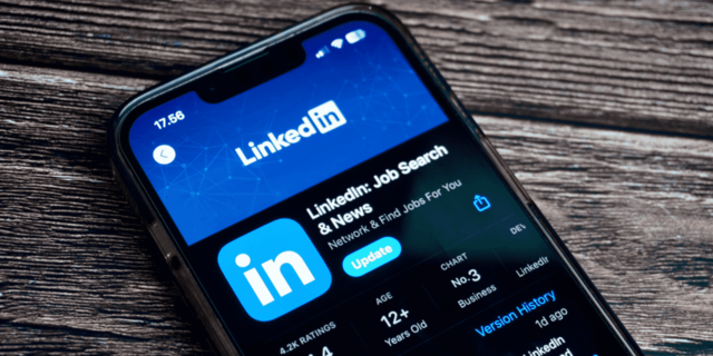 How To Use LinkedIn To Search for a Job: Tips & Templates for 2024